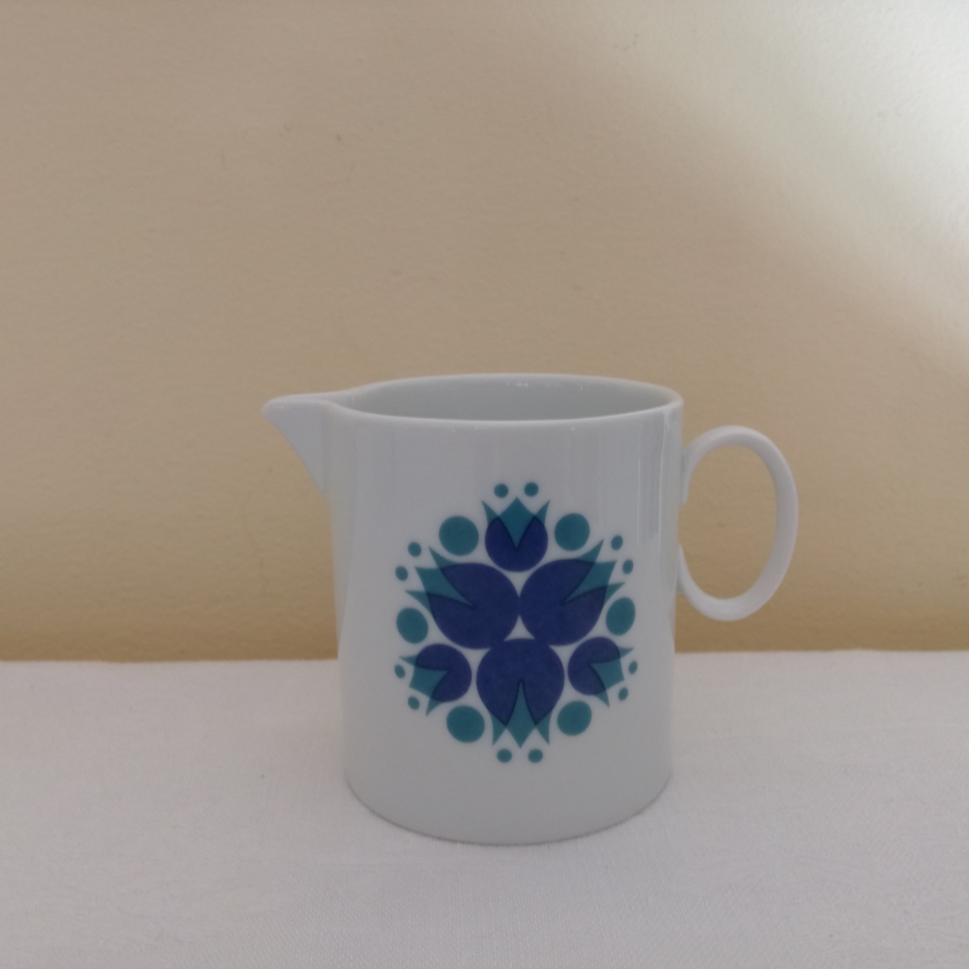 Grande tasse & son pot à lait à fleurs stylisées bleues années 70 ...